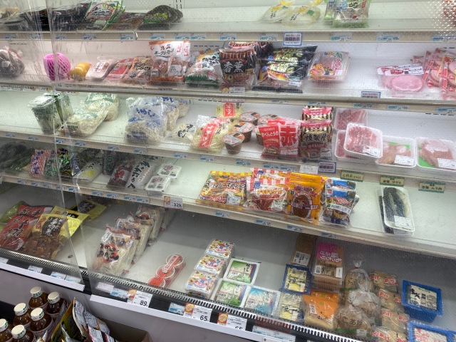 We find the best “homestyle” onigiri at a super local chain of ...