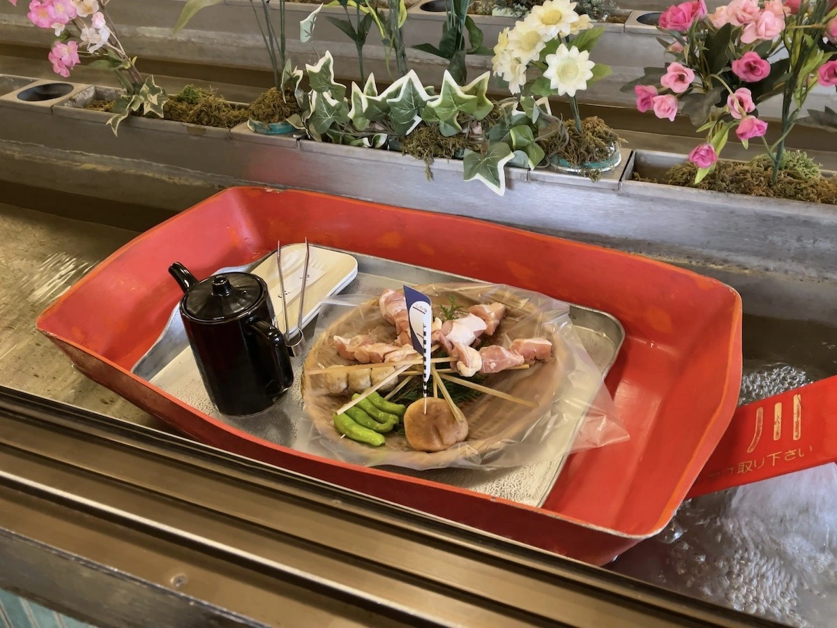 Japanese conveyor belt restaurant delivers food by boat in Tokyo ...