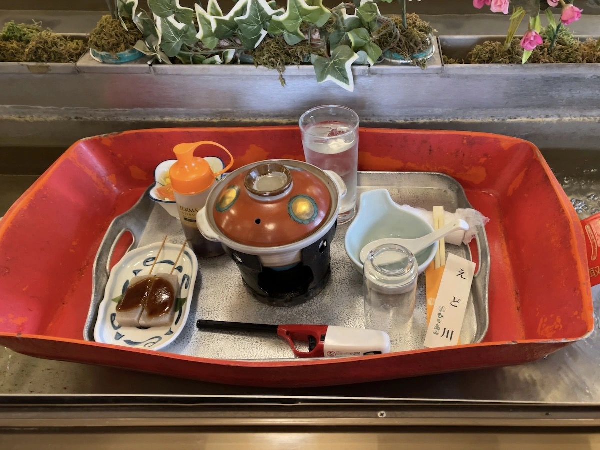 Japanese conveyor belt restaurant delivers food by boat in Tokyo ...