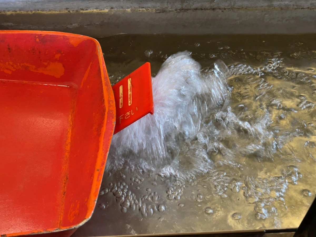 Japanese conveyor belt restaurant delivers food by boat in Tokyo ...