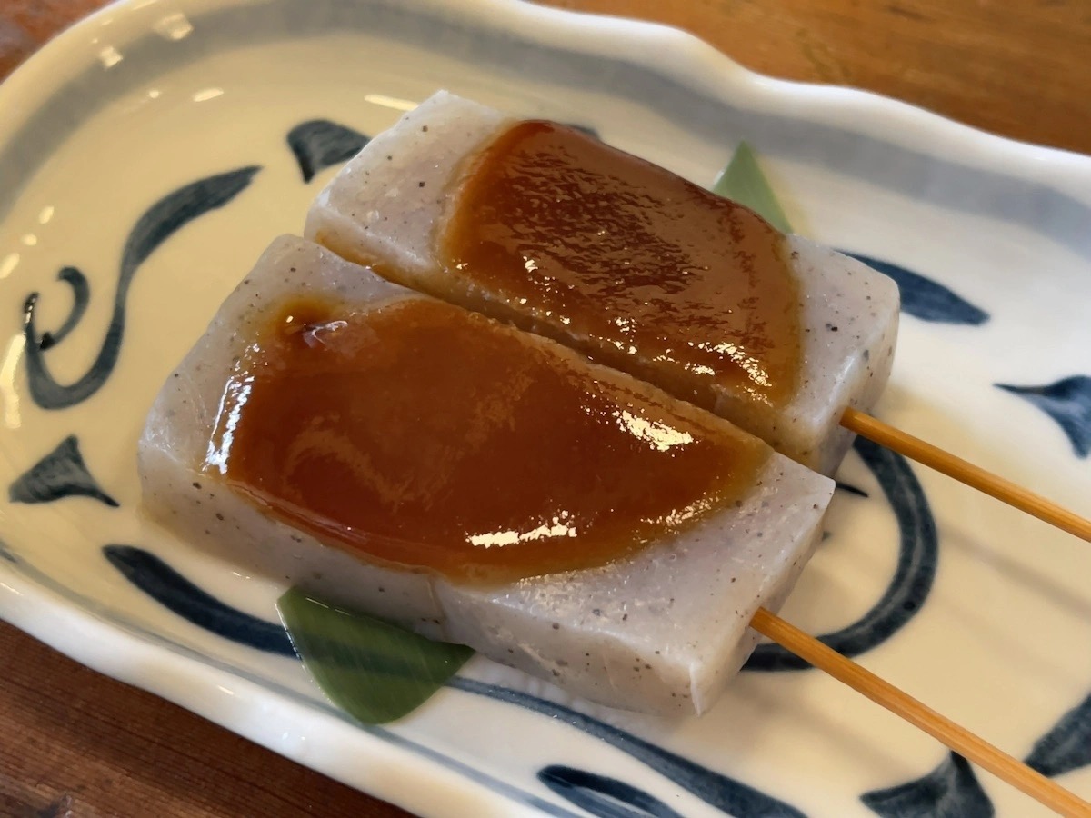 Japanese conveyor belt restaurant delivers food by boat in Tokyo ...