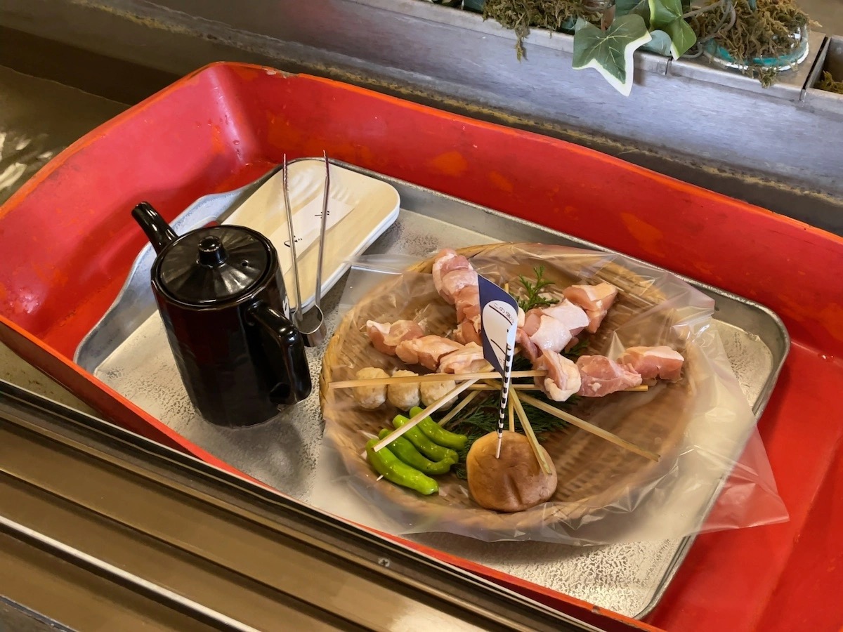 Japanese conveyor belt restaurant delivers food by boat in Tokyo ...