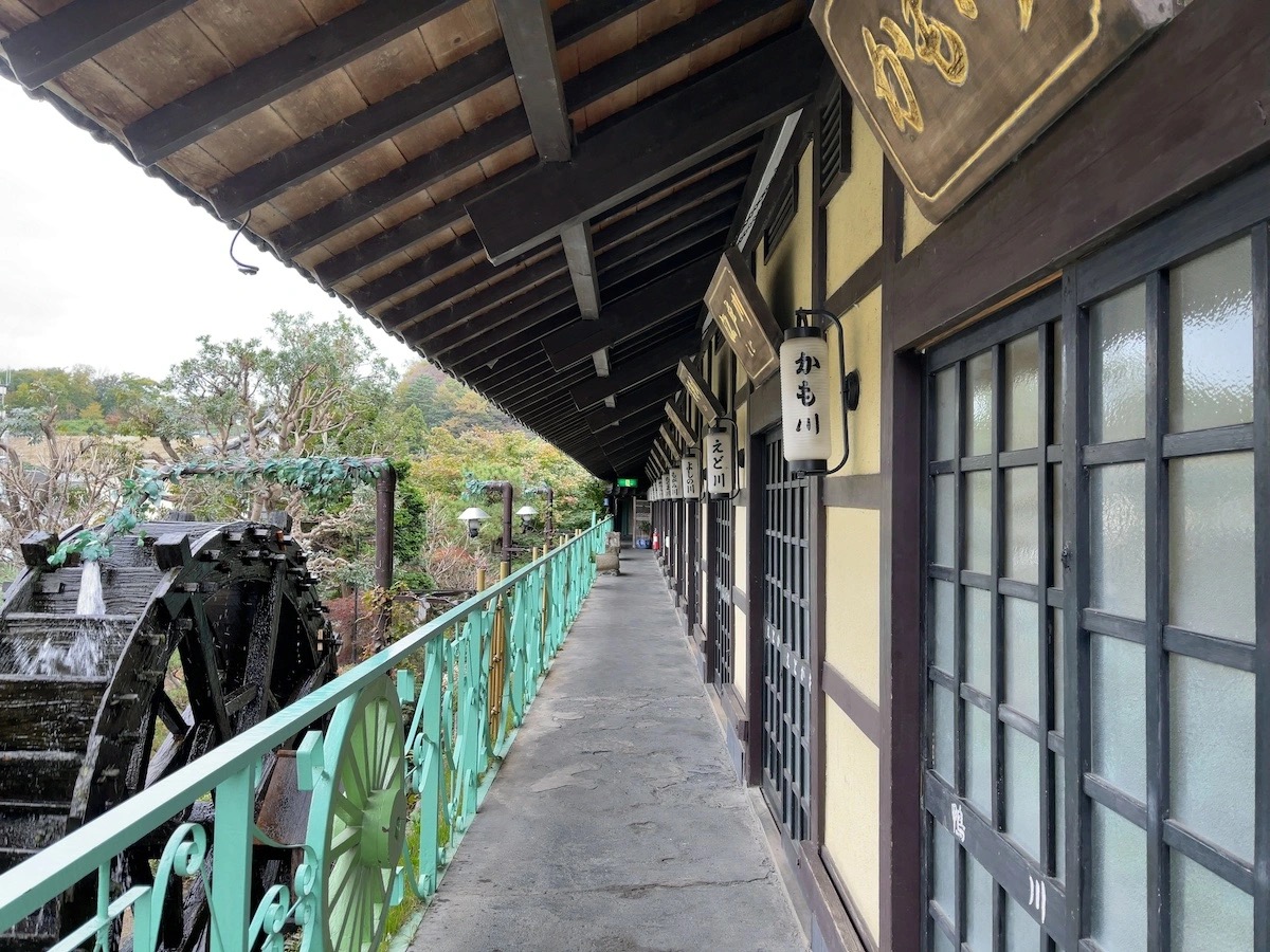 Japanese conveyor belt restaurant delivers food by boat in Tokyo ...