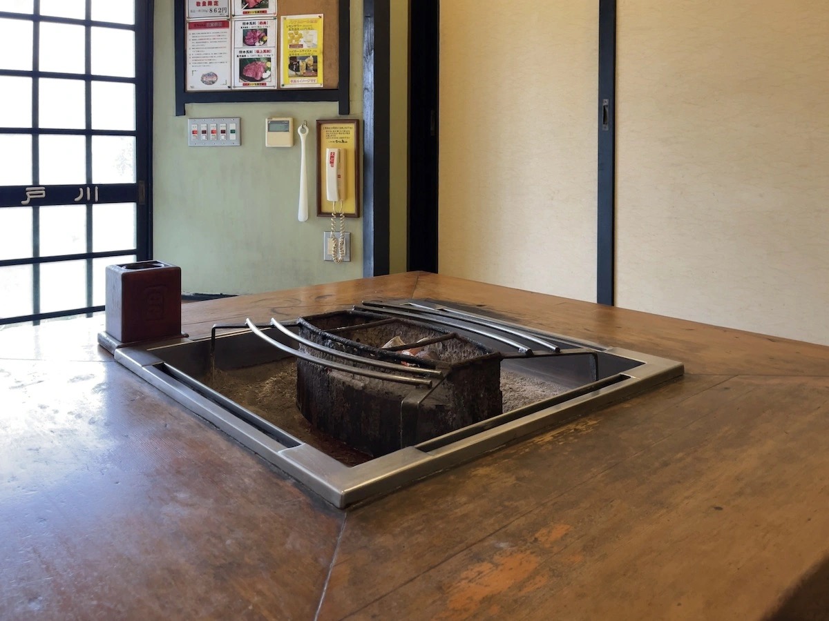 Japanese conveyor belt restaurant delivers food by boat in Tokyo ...