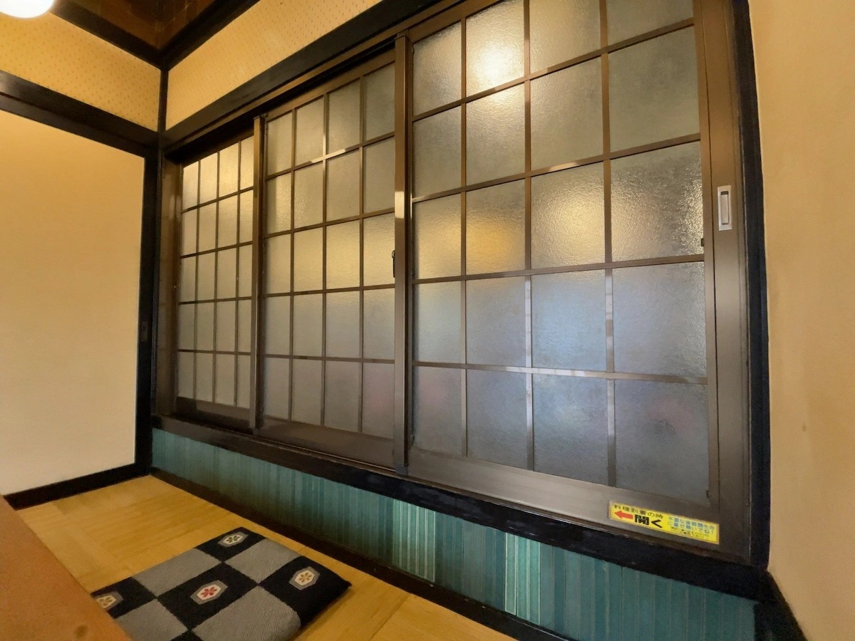 Japanese conveyor belt restaurant delivers food by boat in Tokyo ...