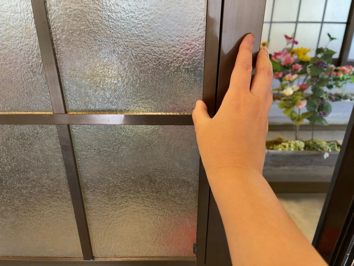 Japanese conveyor belt restaurant delivers food by boat in Tokyo ...