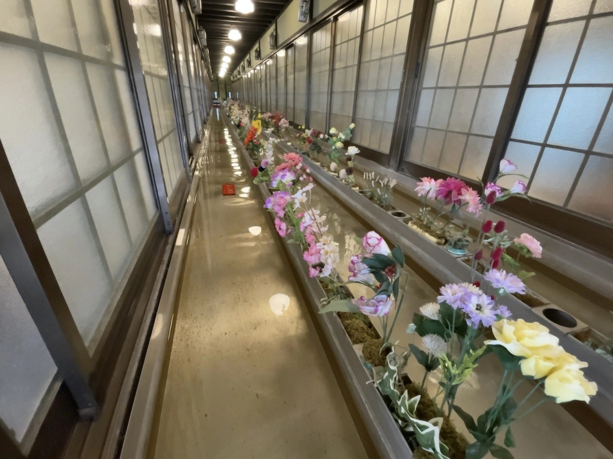Japanese conveyor belt restaurant delivers food by boat in Tokyo ...