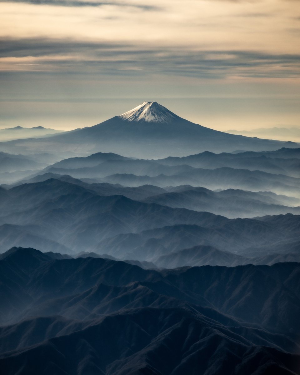 Mt. Fuji looks more like a suibokuga painting than real life in this ...