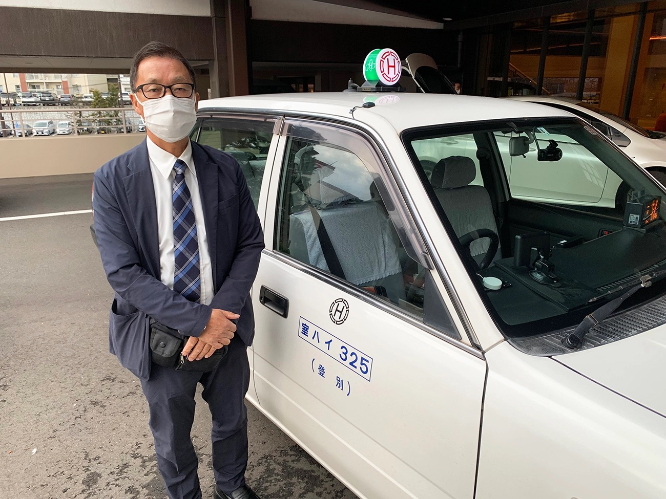 “Hey, Japanese taxi driver, take us to the best seafood restaurant in ...