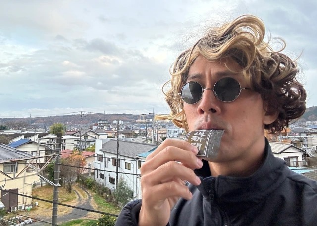 We read and then eat a rare edition of the Hokkaido Shimbun newspaper ...