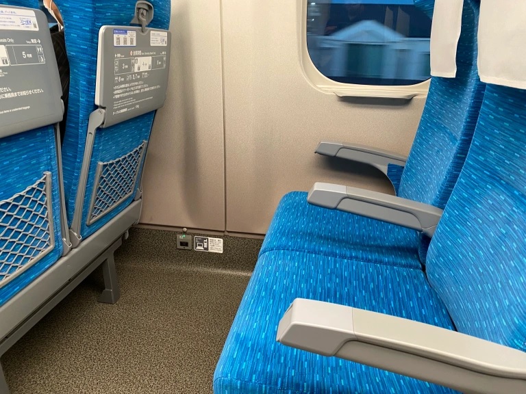 Is it OK to play with Pokémon card on the Shinkansen? A bullet train ...