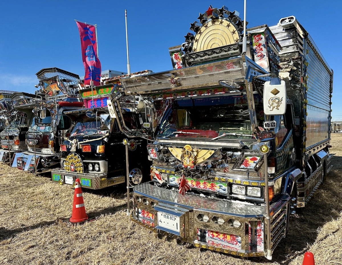 Kicking off the new year with a gathering of the most famous dekotora ...