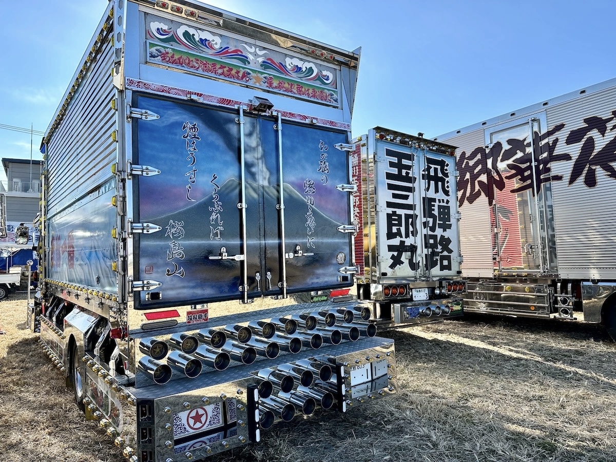Kicking off the new year with a gathering of the most famous dekotora ...