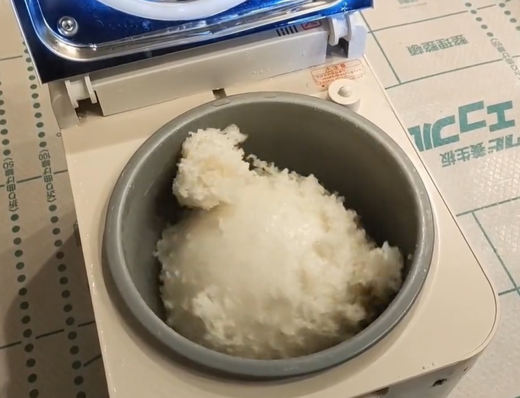 Is the mochi alive? Japanese mochi maker gadget video will leave you ...