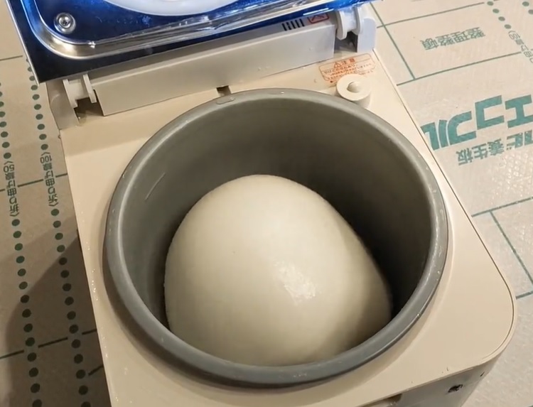 Is the mochi alive? Japanese mochi maker gadget video will leave you ...