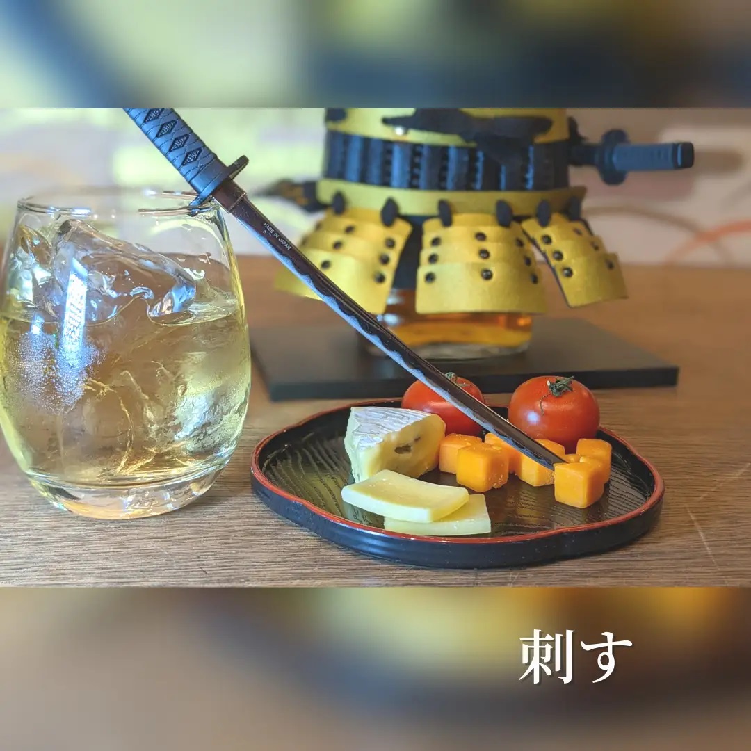 Samurai armor and mini katana tableware is here to keep your bottles ...