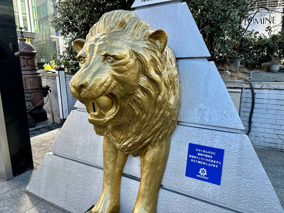 Does Shinjuku’s unusual golden lion statue really roar when you ‘feed ...