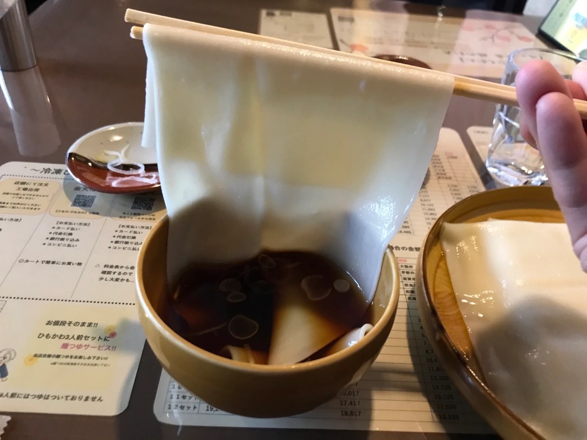 Japanese restaurant serves noodles that you fold and eat【Taste test ...