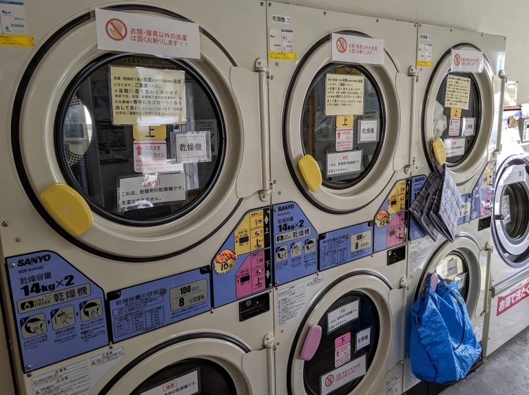 60-year-old Japanese laundromat owner fights panty thief half his age ...