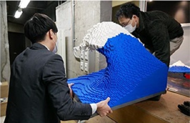 Master Lego builder’s Great Wave off Kanagawa making move across ocean ...