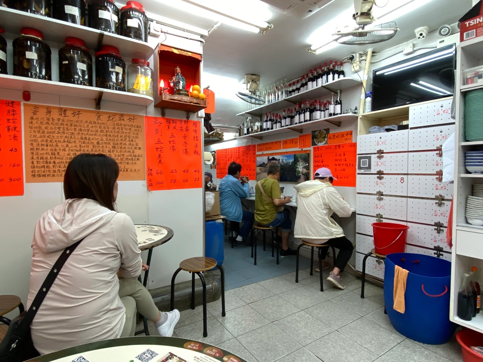 Waiter, there’s a SNAKE in my soup — we try Cantonese delicacy snake ...