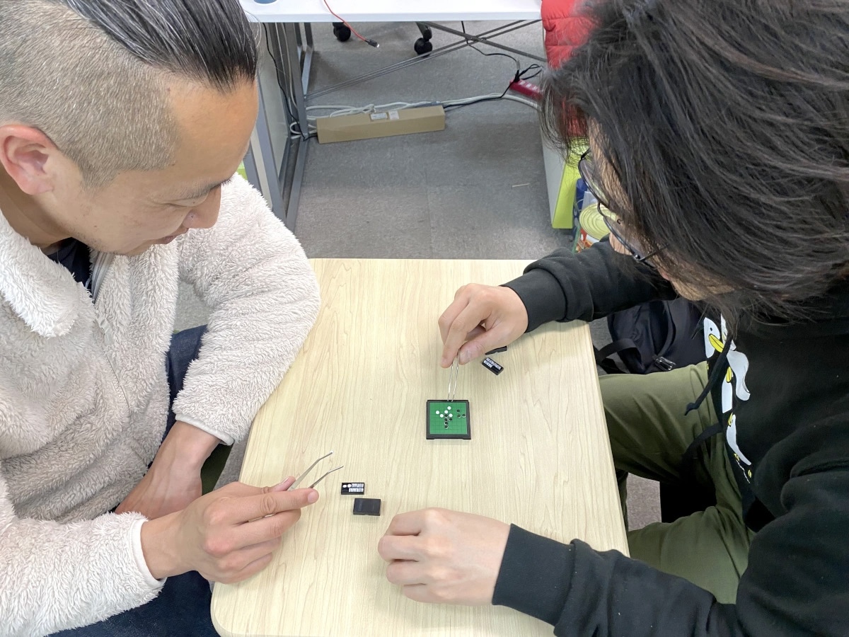 “World’s Smallest Othello” games on sale in Japanese capsule machines ...