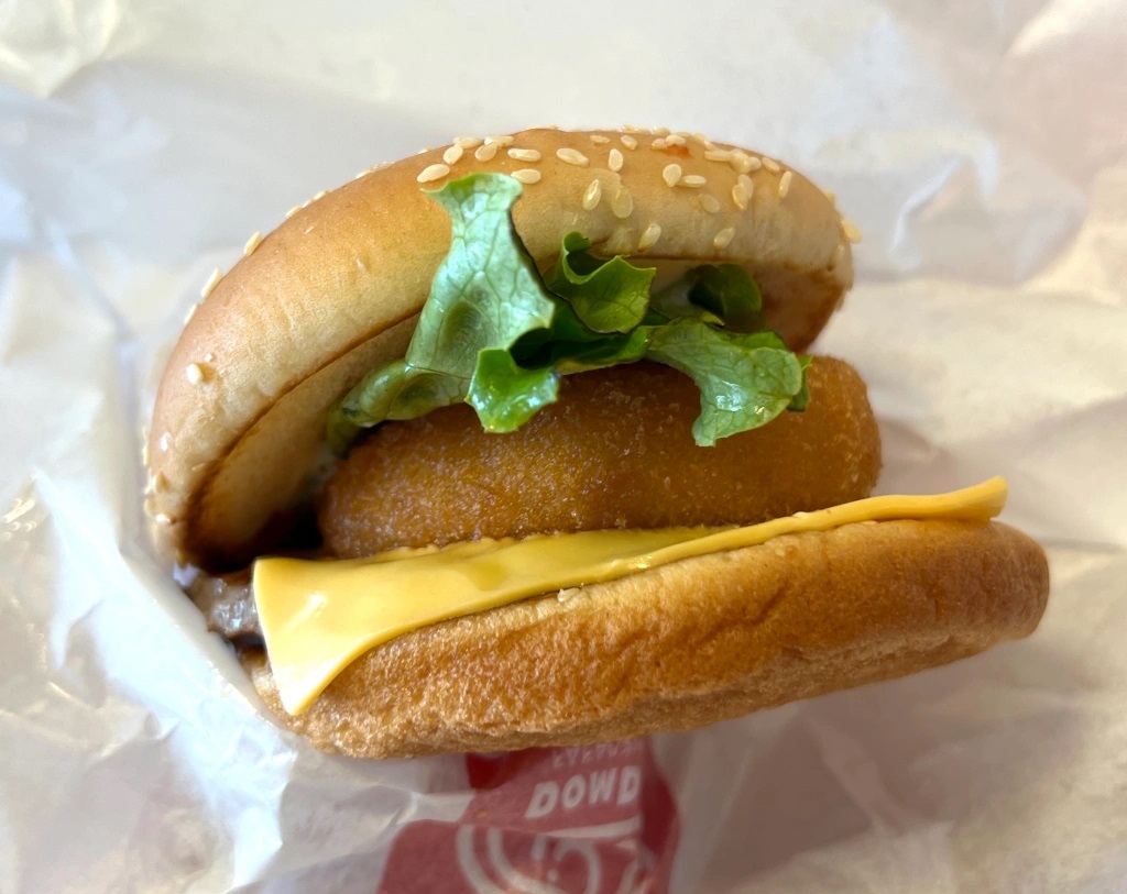 What can 3,000 yen get you at a Japanese hamburger chain? We find out ...
