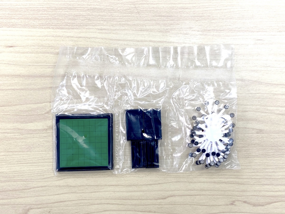 “World’s Smallest Othello” games on sale in Japanese capsule machines ...