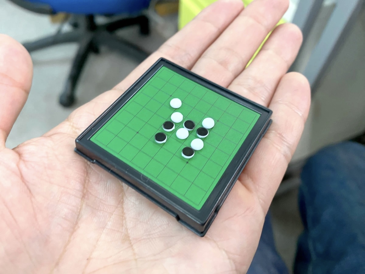 “World’s Smallest Othello” games on sale in Japanese capsule machines ...