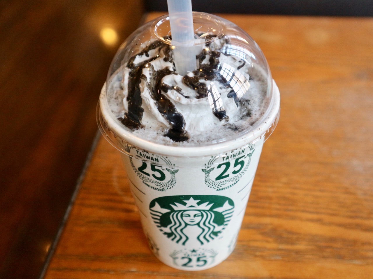 We try a Starbucks Taiwan exclusive drink in the fanciest Starbucks we ...