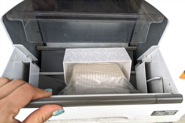 Japanese vending machine in Edo-period town sells a very rare type of ...