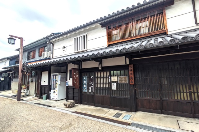 Japanese vending machine in Edo-period town sells a very rare type of ...