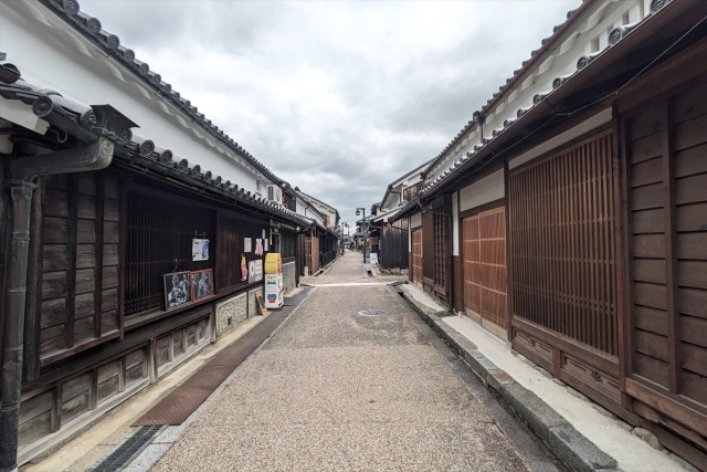 Japanese vending machine in Edo-period town sells a very rare type of ...
