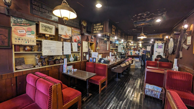 We visit the oldest remaining Komeda Coffee cafe in Japan for a retro ...