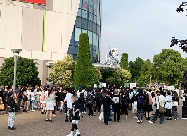 What it’s like to attend an idol concert where they’re singing lyrics ...