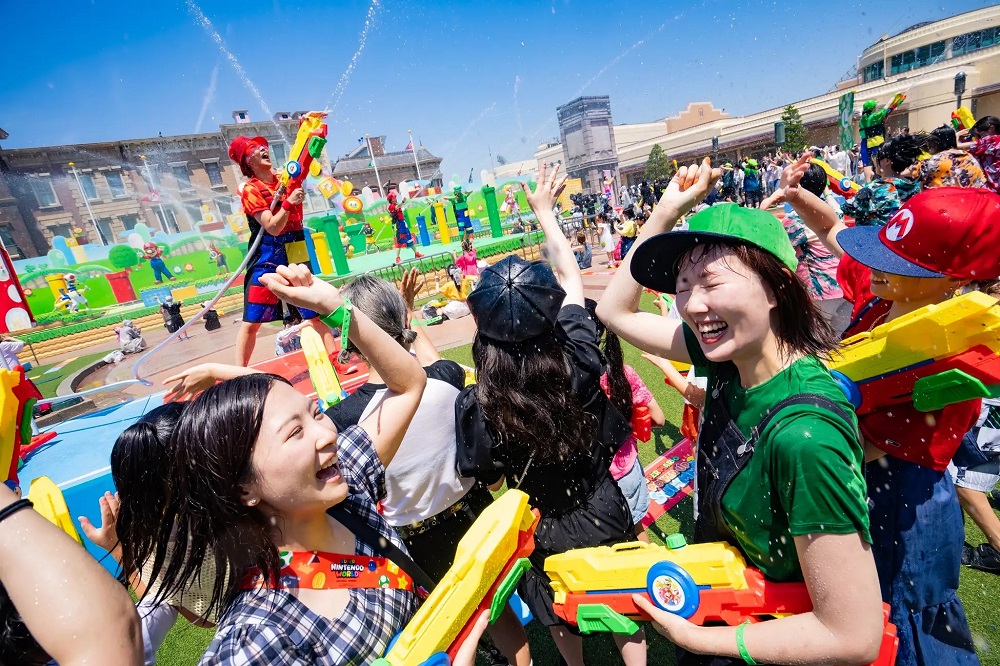 Universal Studios Japan starts Super Mario Sunshine-style “soaking wet ...