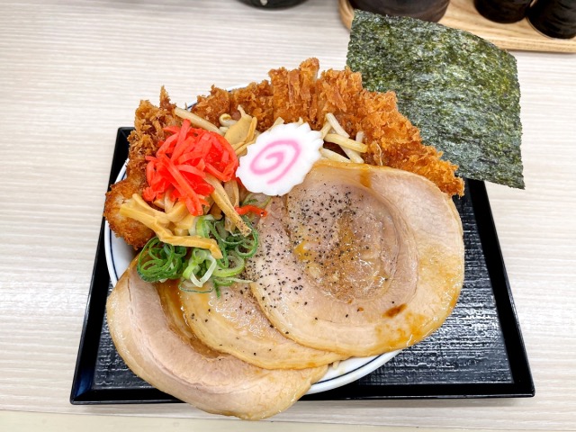 Tonkotsu ramen rice bowl blows our minds, makes us appreciate noodles ...