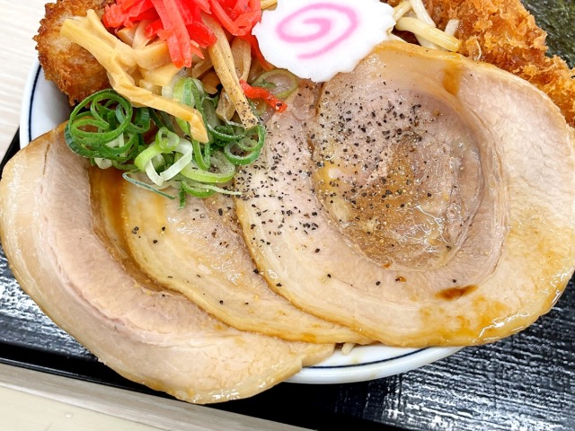 Tonkotsu ramen rice bowl blows our minds, makes us appreciate noodles ...
