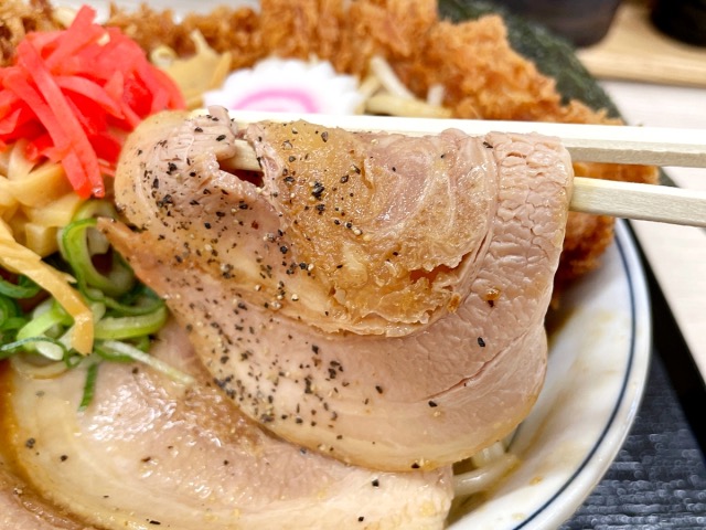Tonkotsu ramen rice bowl blows our minds, makes us appreciate noodles ...