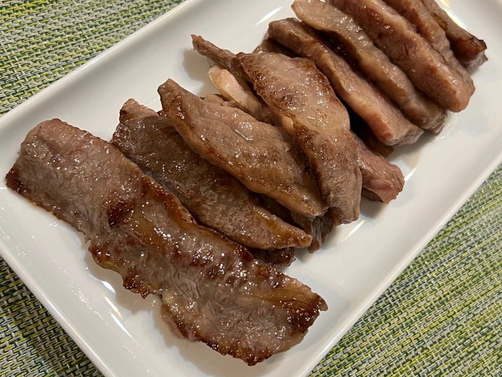 We get lucky with a Wagyu beef gacha vending machine at 3,000 yen a pop ...