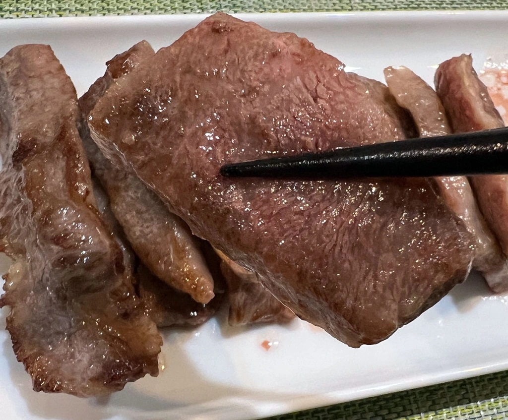 We get lucky with a Wagyu beef gacha vending machine at 3,000 yen a pop ...