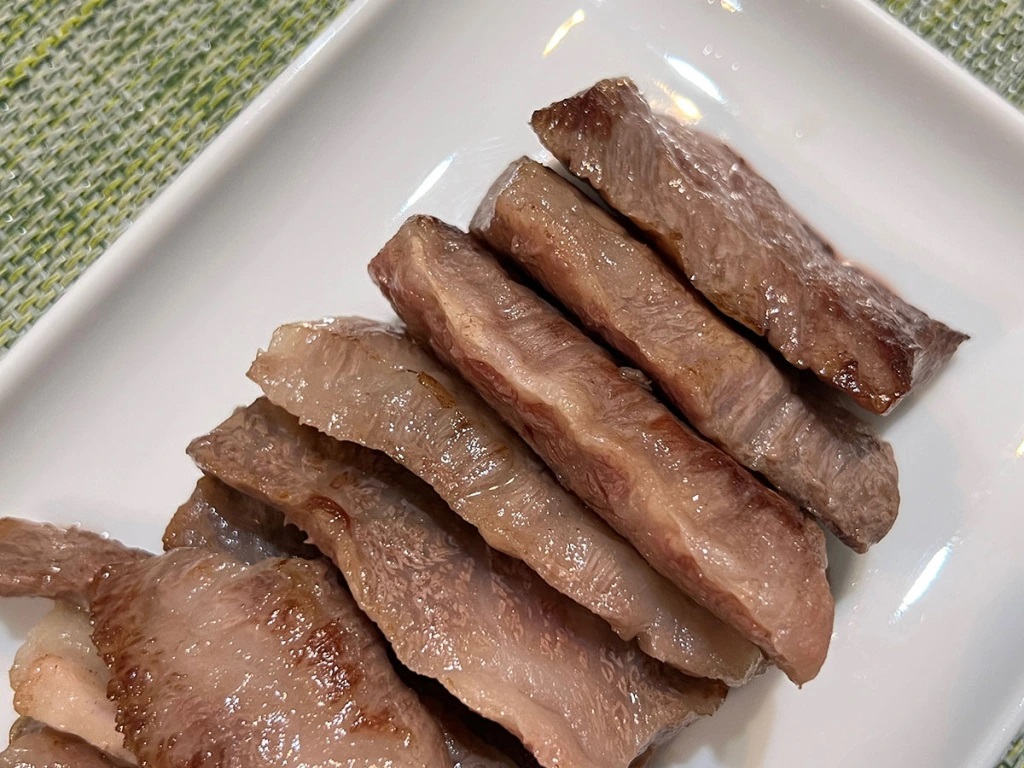 We get lucky with a Wagyu beef gacha vending machine at 3,000 yen a pop ...