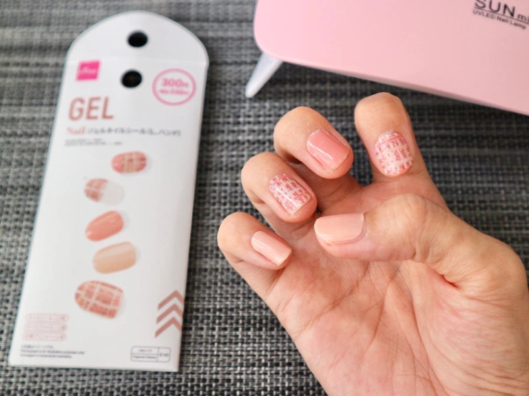 Are 100-yen shop Daiso’s gel nail polish strips a good dupe for salon quality nails? Let’s find ...
