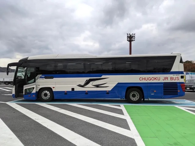 The reasons why Japanese highway rest stops have angled parking ...