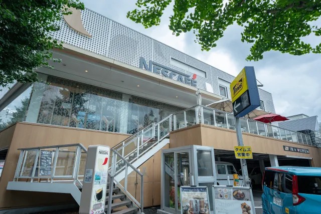 We take a giraffe nap in a standing sleep pod at a cafe in Tokyo ...
