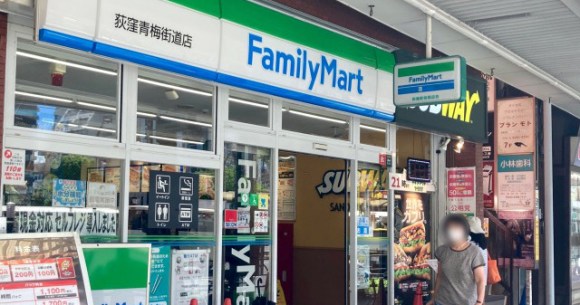 This Japanese convenience store in Tokyo has a Subway inside it ...