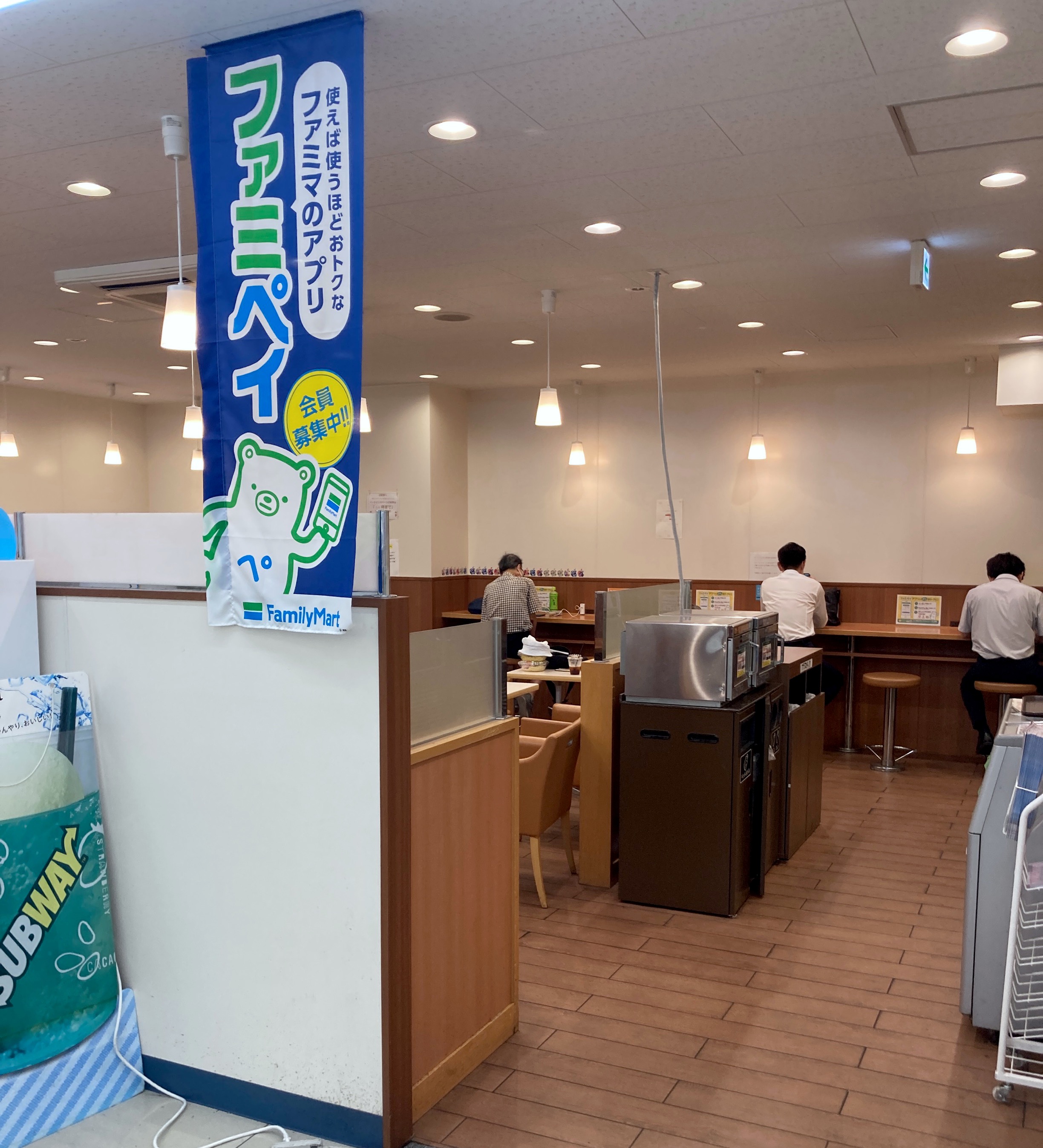 This Japanese convenience store in Tokyo has a Subway inside it ...