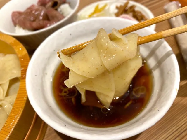 Japanese restaurant serves extra wide noodles next to Tokyo Station ...
