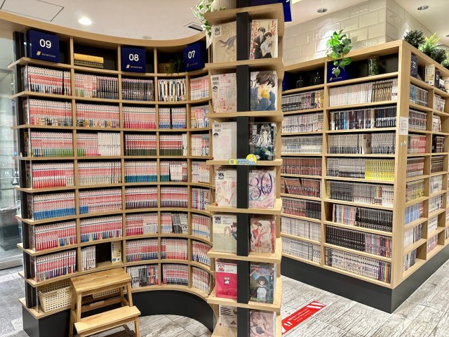 This hotel near Tokyo’s Haneda airport has an all-you-can-read manga ...