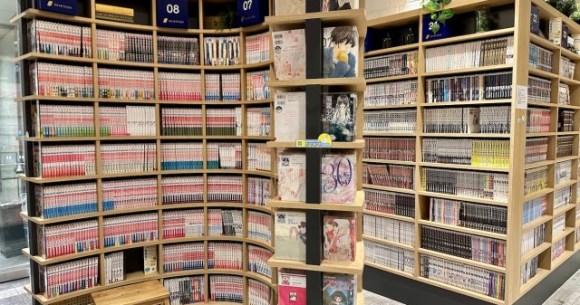 This hotel near Tokyo’s Haneda airport has an all-you-can-read manga ...